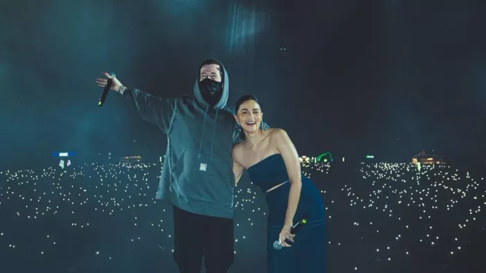 स्टेज पर परफॉर्म कर रहे थे ग्रैमी अवॉर्ड विनर Alan Walker, अचानक Alia ...
