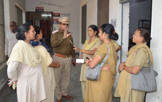 महिला होमगार्डो का कमांडेंट आफिस पर प्रदर्शन - Performance of women ...