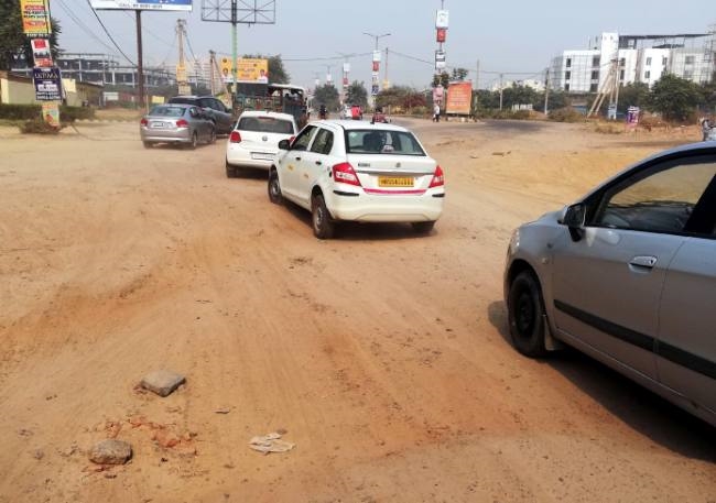 जर्जर सड़क के कारण परेशान हो रहे हैं वाहन चालक - Drivers are getting ...