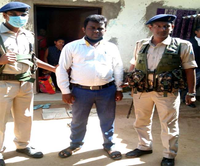 एसीबी ने 15 हजार रुपये रिश्‍वत लेते रोजगार सेवक को किया गिरफ्तार ...