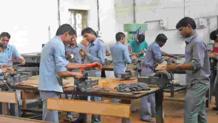 Education In UP: प्रदेश के 150 आइटीआइ का कायाकल्प करेगा टाटा समूह, यूपी ...