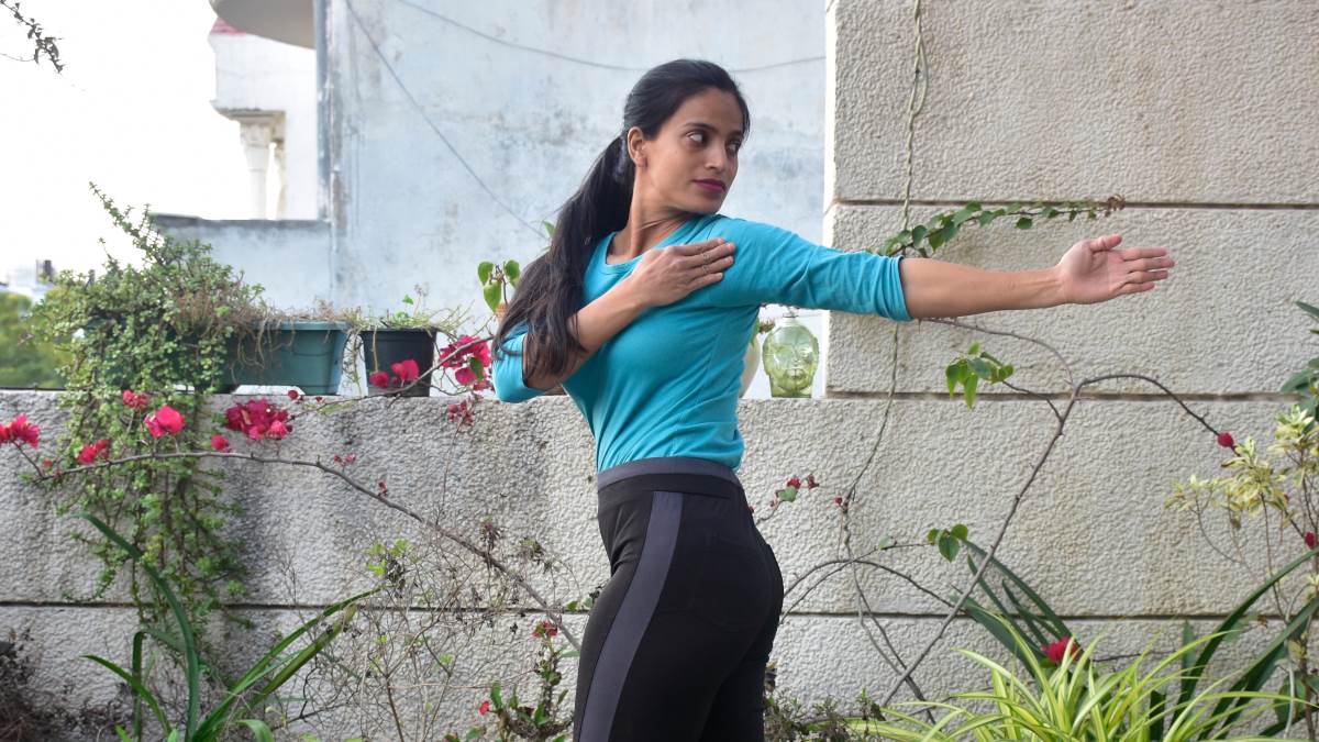 Katichakrasana: बढ़ते वजन को कंट्रोल करने के लिए रोजाना जरूर करें ...