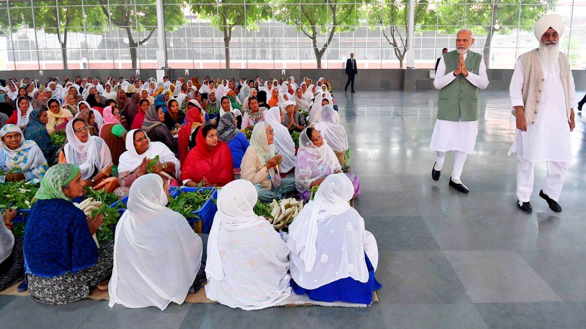 PM Modi Punjab Visit: प्रधानमंत्री मोदी ने जाना कैसे बनता है लंगर, पीएम ...