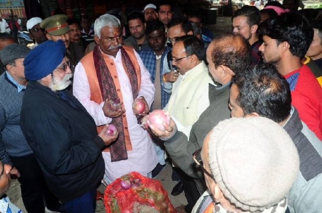 कृषि विपणन मंत्री ने किया मंडी समिति का निरीक्षण - state minister for ...