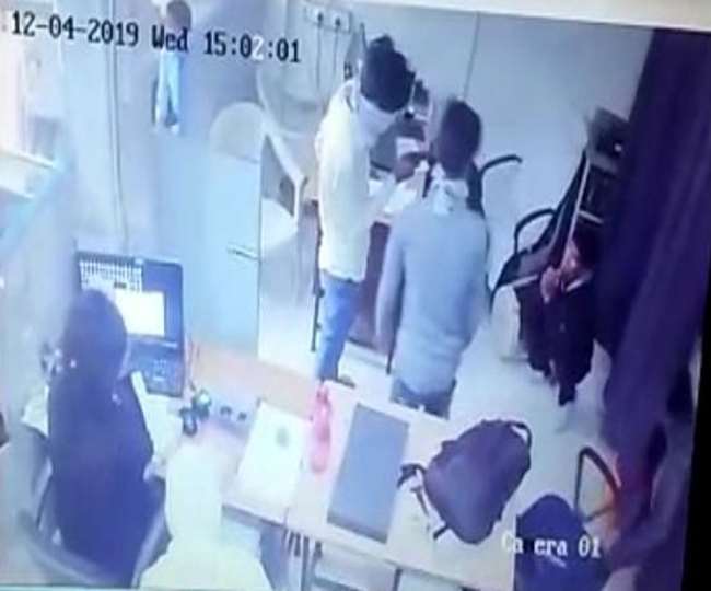 Bank loot : मुंह क्या देखता है, कैश निकाल, नहीं तो गोली मार देंगे ...