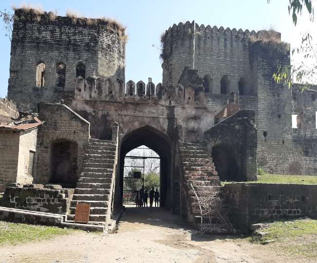 जानिए किस तरह धमड़ी शहर का नाम पड़ गया नूरपुर, पहाड़ी पर बने किले में ...