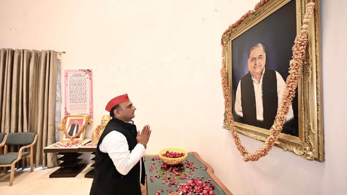 UP: मुलायम स‍िंह की तस्‍वीर के आगे हाथ जोड़ खड़े अख‍िलेश, बोले- आज का ...