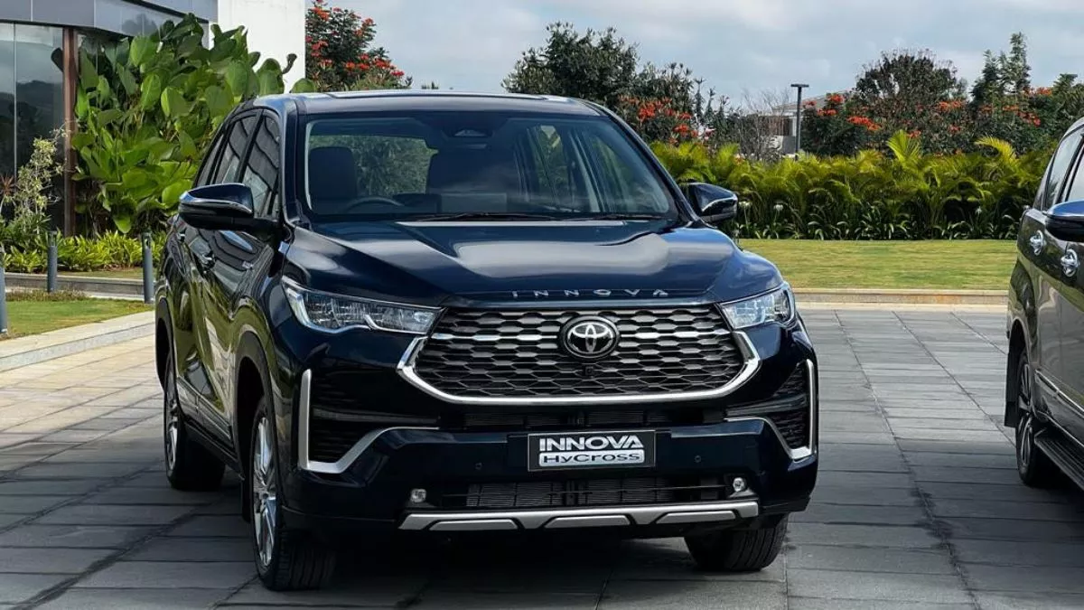 Toyota Innova Hycross Exclusive review: इनोवा क्रिस्टा से कितनी नई है ...