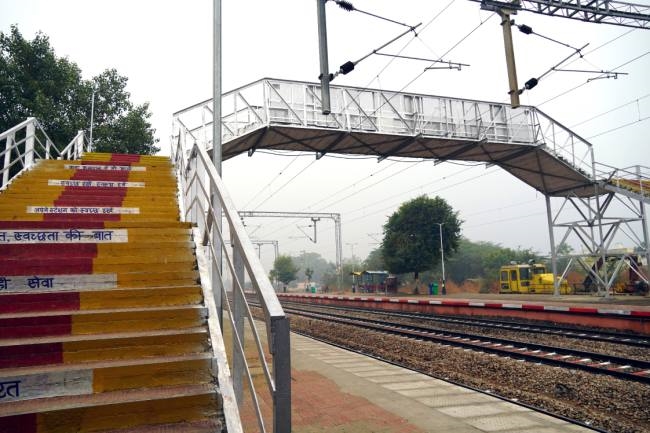 फुटओवर ब्रिज पर शेड न होने से रेलयात्री परेशान - Rail passengers upset ...