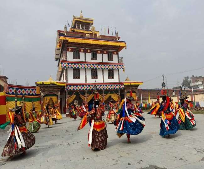 बुरी शक्तियों को नष्ट करने के उद्देश्य से शुरू हुआ मुखौटा डांस, भूटानी ...