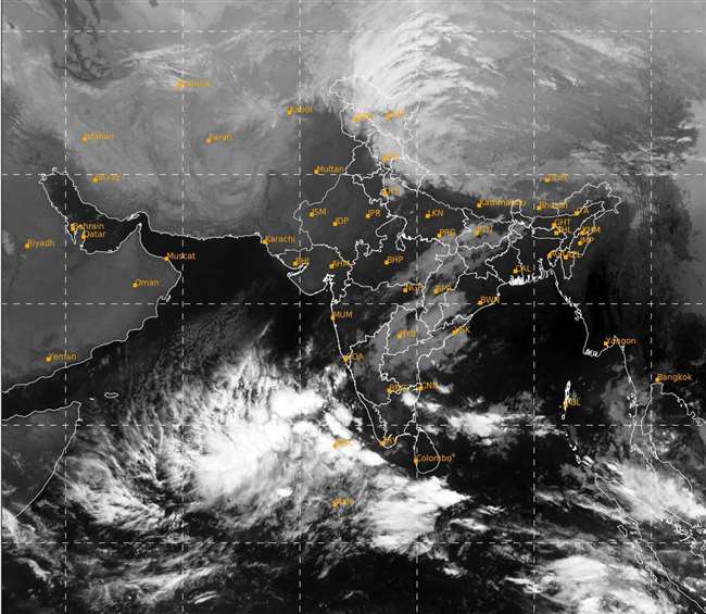 Varanasi City Weather Update : आसमान में बादल तो जमीन पर धुंध, ठंड के ...