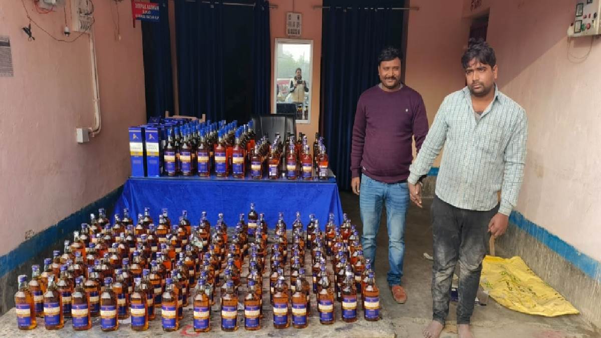 जुगाड़ गाड़ी के तहखाने से 217 बोतल शराब बरामद, पुलिस को देख भाग रहा ...
