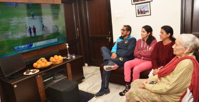 सिटी ब्वाय अंगद की स्विंग में फंसे अंग्रेज, पांच विकेट लेकर दिलाया ...