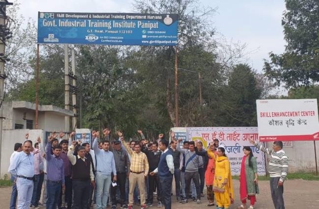 अनुदेशक भर्ती का रिजल्ट जारी करने के विरोध में प्रदर्शन - result of ...