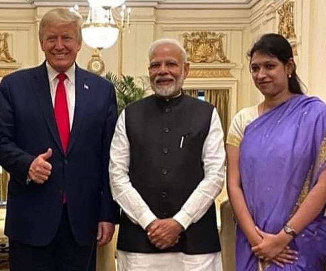 बाद में तस्वीर देखी तो मैं प्रधानमंत्री नरेंद्र मोदी जी के बगल में खड़ी ...