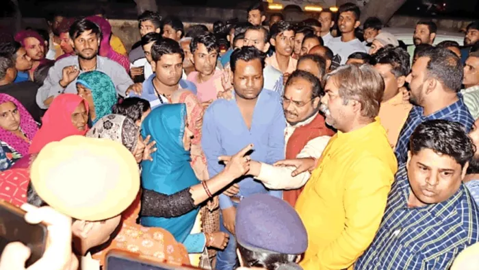 Meerut News: होली के चंदे को लेकर बवाल, टेंपो में आग लगाने का प्रयास ...