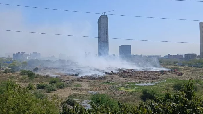 Noida Fire: 24 घंटे से लगी आग को बुझाने में छूटे अफसरों के पसीने, मौके ...