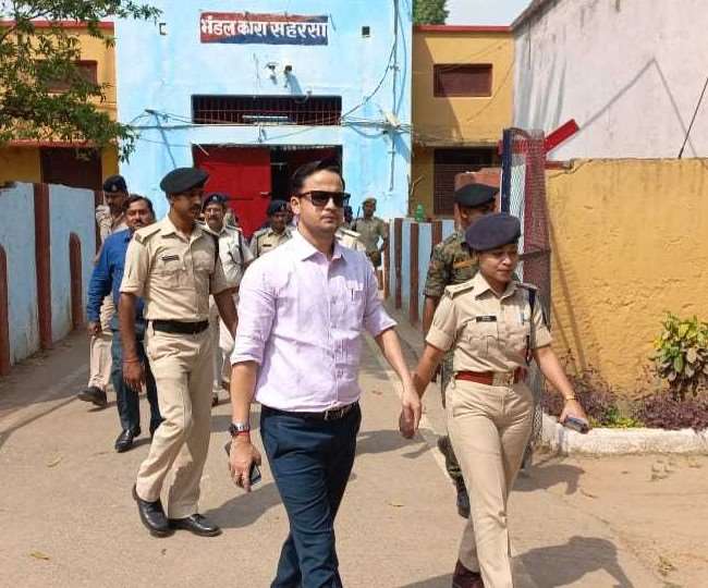 सहरसा से हथियार लहराते युवक की फोटो वायरल, मंडल कारा में डीएम-एसपी ने ...