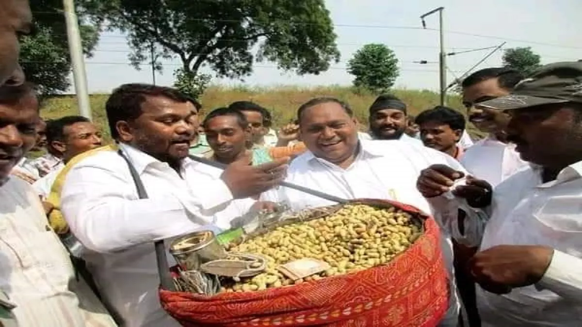 जब विधायक महतो बन गए थे वेंडर, गोमो-चोपन पैसेंजर में बेचा था 645 रुपये ...