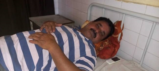 रेड करने गई एक्साइज विभाग की टीम पर हमला, गाड़ी के शीशे तोड़े - Attack ...