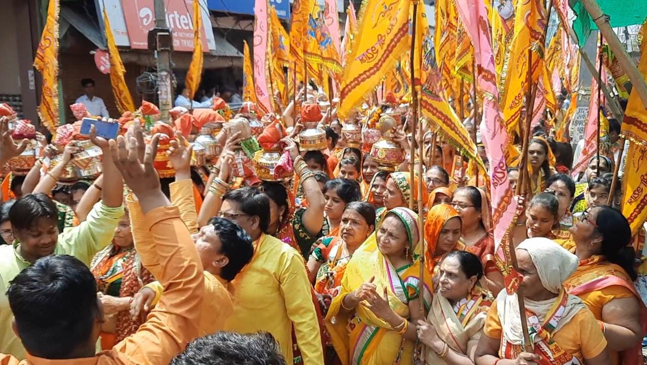 हाथरस में खाटू श्‍याम की भक्‍ति रस धारा में डूबे श्रद्धालु, निशान ...