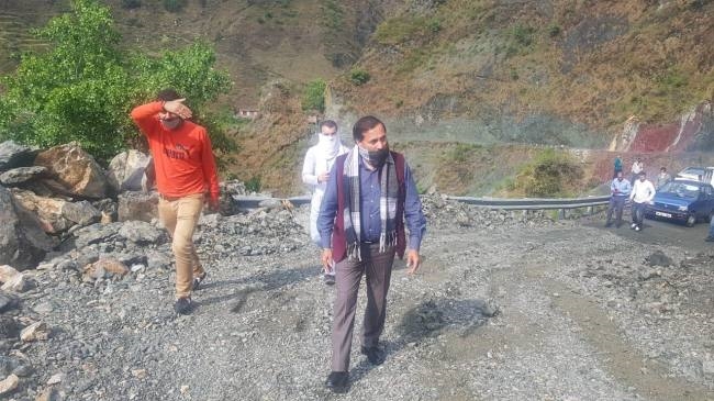 नैनीखड्ड-समलेऊ सड़क के कार्य का विधायक ने किया निरीक्षण - MLA bikram ...