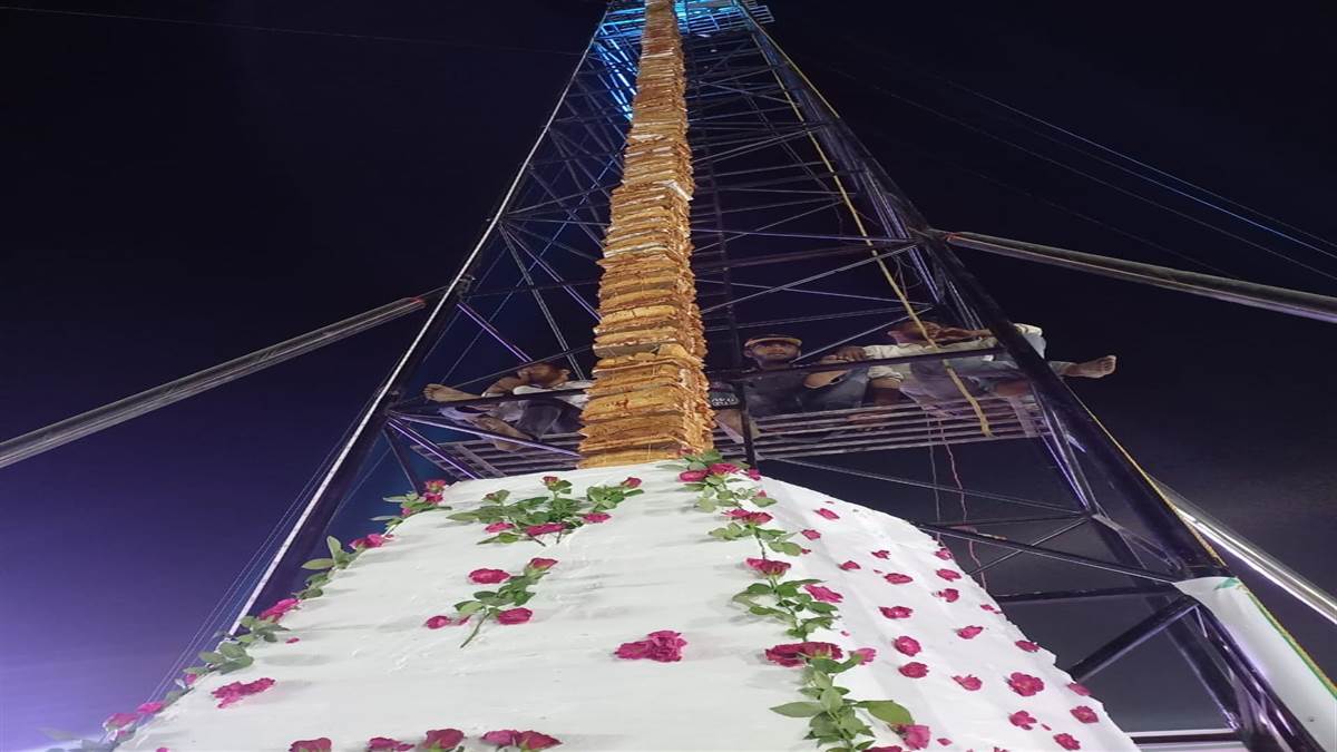 World's Highest Cake: सीएम योगी के जन्‍मदिन पर बरेली में काटा गया विश् ...