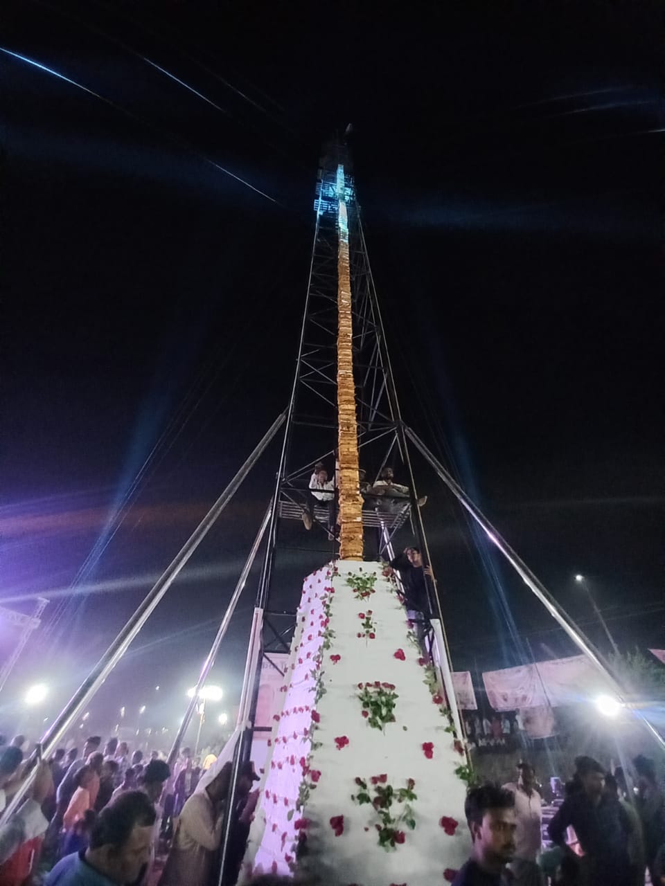 World's Highest Cake: सीएम योगी के जन्‍मदिन पर बरेली में काटा गया विश् ...