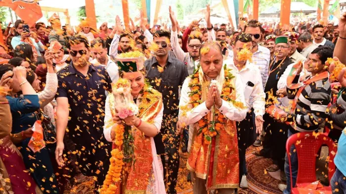 जीत के बाद Kangana Ranaut का दिखा दमदार अंदाज, पीएम मोदी के साथ फोटो ... जीत के बाद Kangana Ranaut का दिखा दमदार अंदाज, पीएम मोदी के साथ फोटो ...
