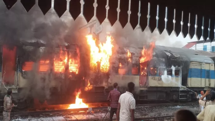Bihar News: किऊल जंक्शन पर ईएमयू ट्रेन में लगी भीषण आग, यात्रियों में ...