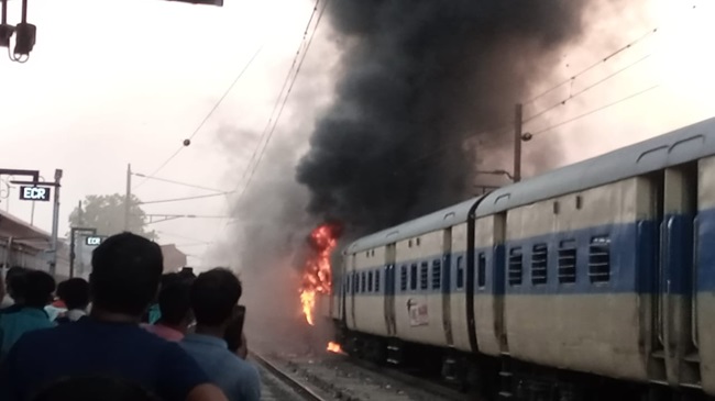 Bihar News: किऊल जंक्शन पर ईएमयू ट्रेन में लगी भीषण आग, यात्रियों में ...