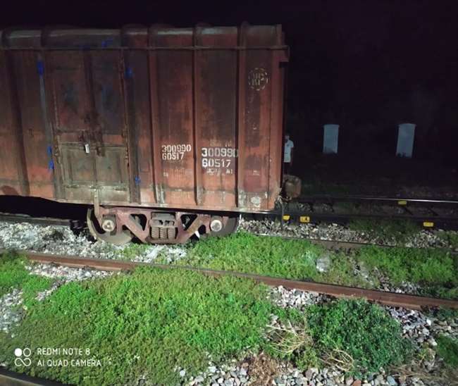 सम्‍भल में खाद से भरी मालगाड़ी का टूटा एक्सल, दो डिब्बे पटरी से उतरे ...