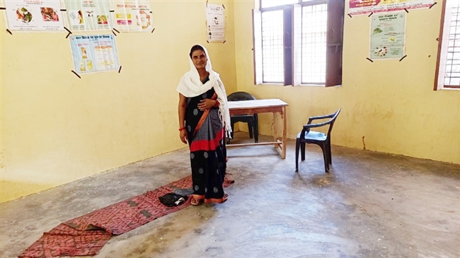 फोटो 19 : आंगनबाड़ी केंद्र पर बच्चों के साथ कार्यकर्ता भी नदारद ...