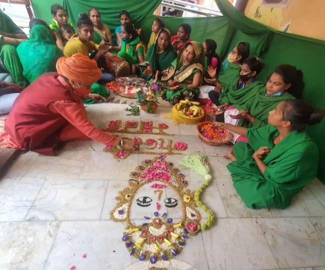 Kajri Teej मां गौरी स्वरूप कजरी की आकृति बनाकर व्रती महिलाओं ने किया ...