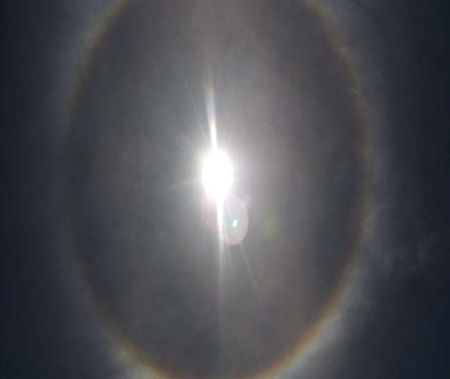 अनोखे अंदाज में नजर आए सूर्यदेव, चारों ओर दिखा रंग-बिरंगा गोला ...