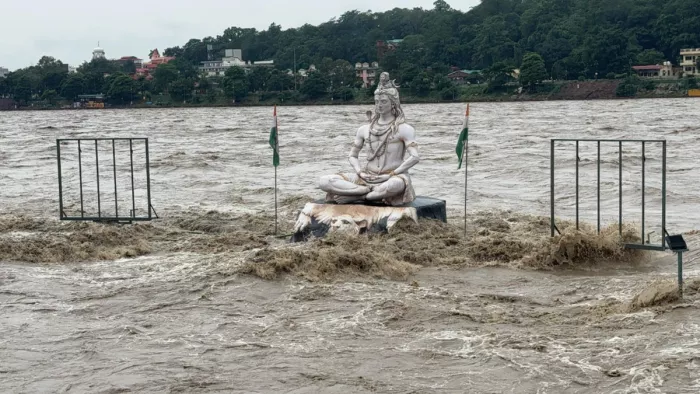उफ्फ! अब ऋषिकेश में बाढ़, शिव मूर्ति तक पहुंची गंगा; एक महिला की मौत ...