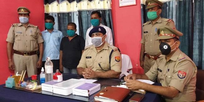 अवैध शराब में प्रधान पति सहित तीन गिरफ्तार - Screws on illegal liquor ...