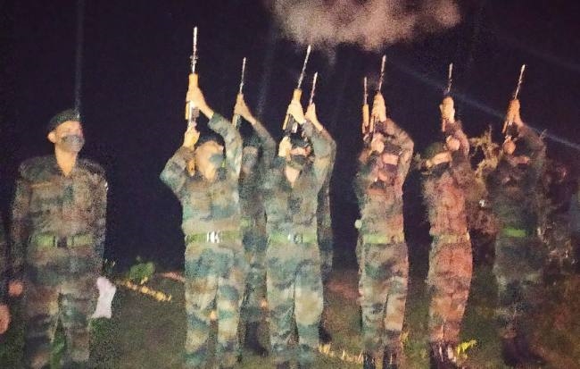 राजकीय सम्मान के साथ हुआ सैनिक का अंतिम संस्कार - Soldierchar(39 ...