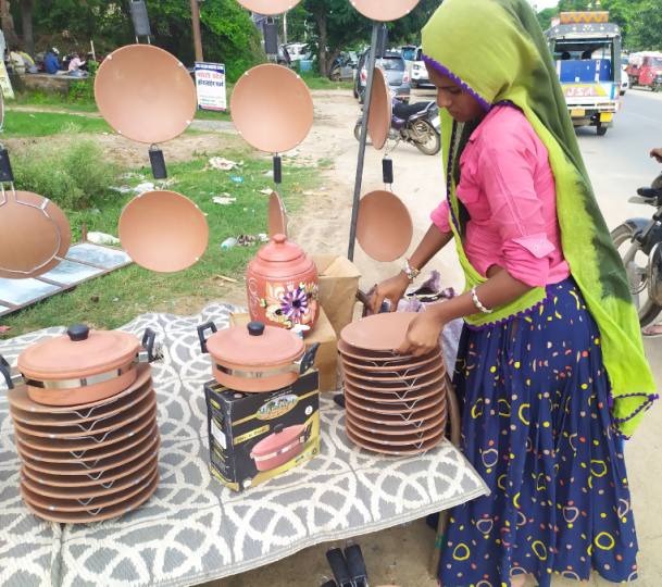 मिट्टी के बर्तनों की बढ़ी मांग, ब्रांडेड कंपनियों को टक्कर दे रहे डिनर ...