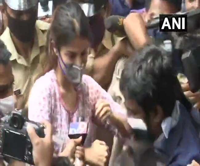 Sushant Singh Rajput Case मुंबई के एनसीबी ऑफिस से निकलीं रिया चक्रवर्ती ...