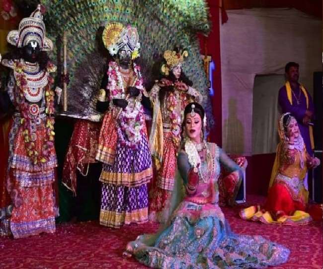 मुरादाबाद में भगवान कृष्ण के छठी महोत्सव पर भजन-कीर्तन कर बांटा कढ़ी ...