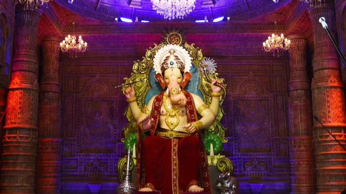 Lalbaugcha Raja के दर्शन के लिए 770 किमी की दूरी पैदल ही नाप दी भगवान ...