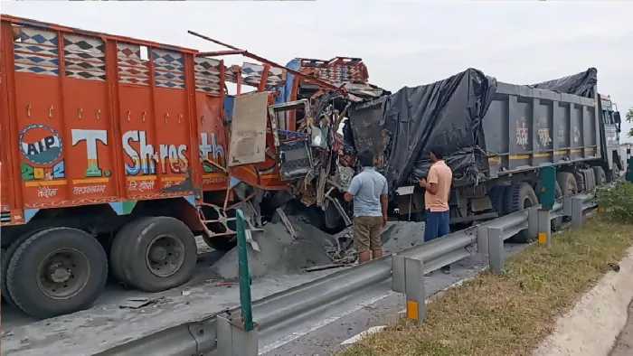 UP Accident: बुंदेलखंड एक्सप्रेसवे पर हादसा, तेज रफ्तार दो ट्रकों की ...