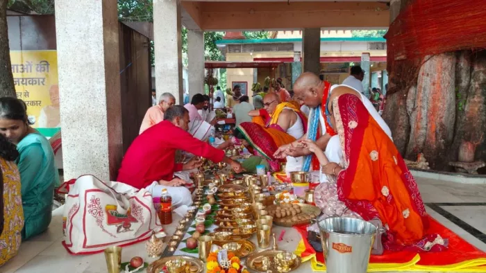 पुनपुन नदी पर नेपाल-भूटान से पिंडदान करने पहुंचे श्रद्धालु, फूल माला व ...