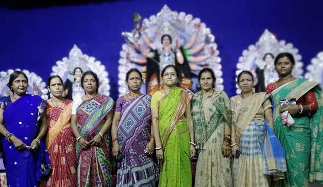 यहां सास बहुओं को सौंपती हैं दुर्गापूजा की कमान ढाई दशक से जारी है नारी ...