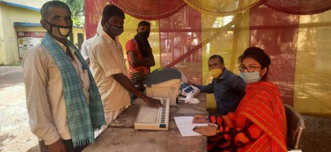 डमी ईवीएम से सिखाया जा रहा कैसे करें मतदान - Dummy EVMs are being ...