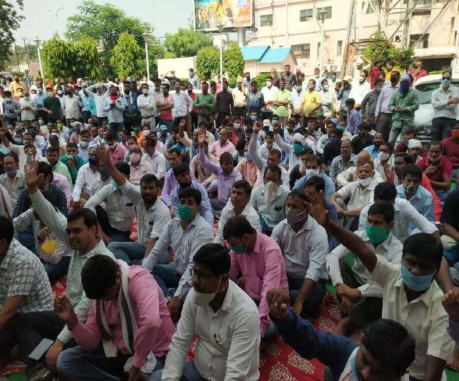 Strike of UPPCL : लखनऊ के कई क्षेत्रों में बिजली संकट बरकरार, सीतापुर ...