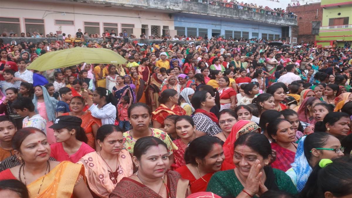 वाराणसी के नाटी इमली में भरत मिलाप में बूंदा-बांदी से बेपरवाह लाखों ...