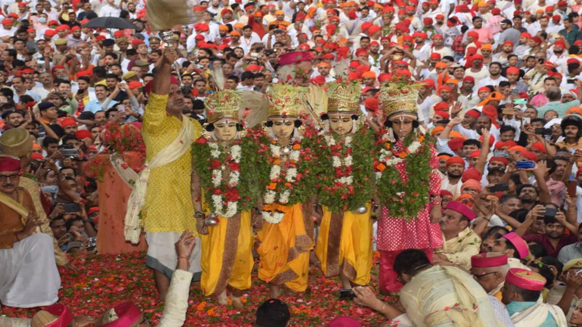 वाराणसी के नाटीइमली में भरत मिलाप लीला देखने उमड़ें लोग, काशिराज परिवार ...