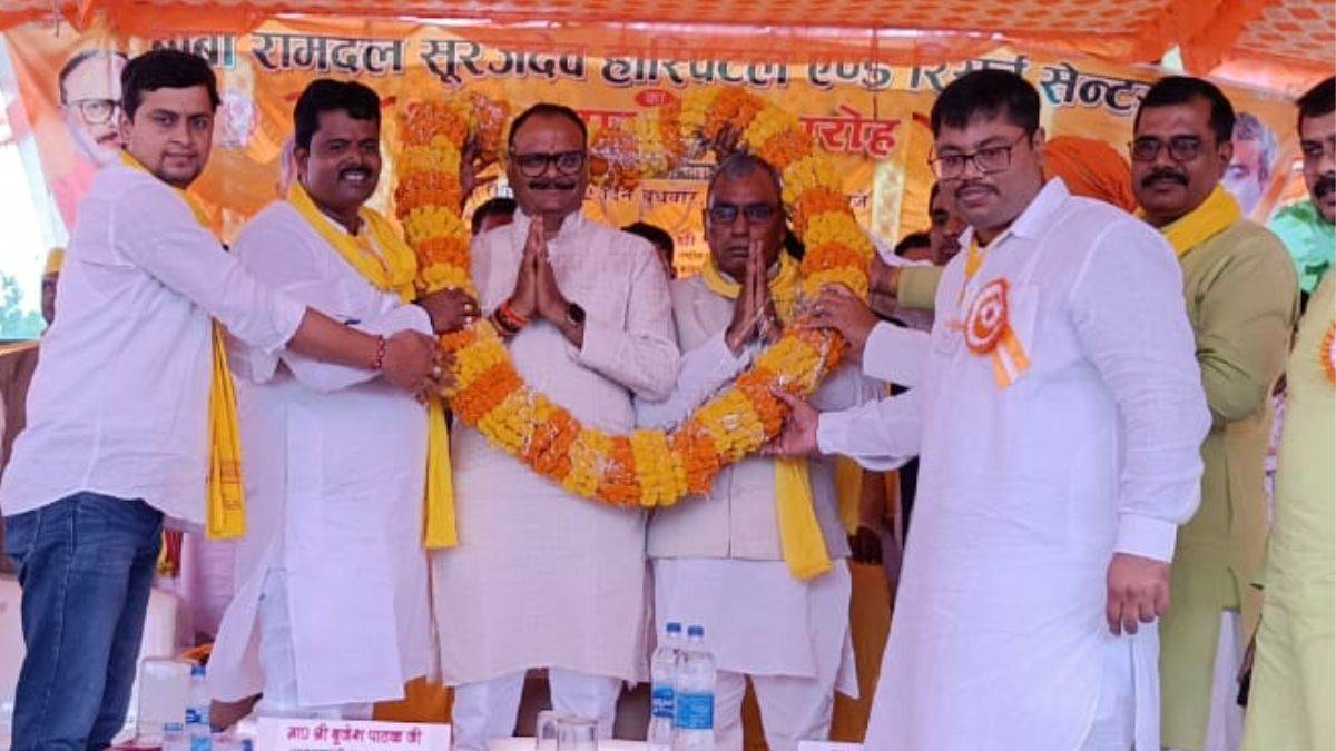 बलिया में ओमप्रकाश राजभर को मंच पर खींच लाए डिप्‍टी सीएम ब्रजेश पाठक ...